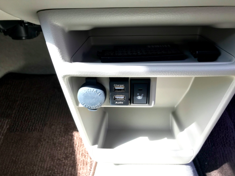 ラパン（HE33）シガーソケット移設とUSBポート増設 | Anuenue・アヌエヌエ 湘南店